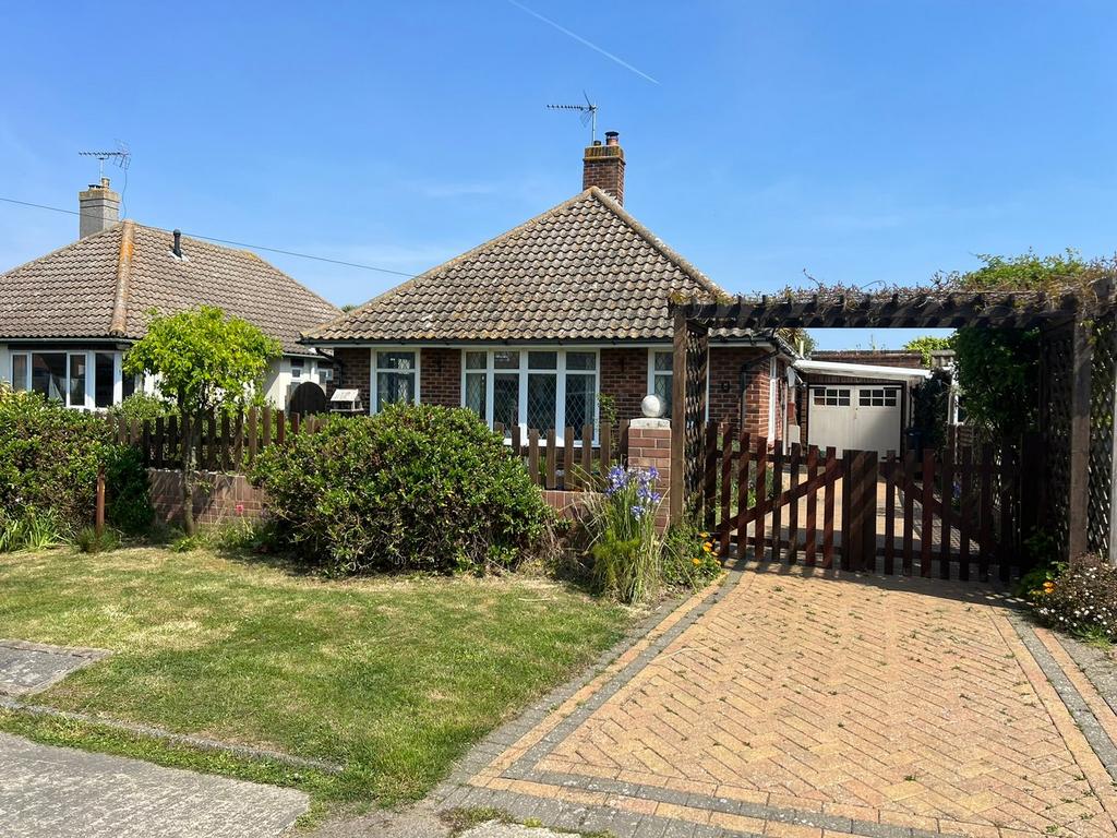 Warley Way, Frinton-on-Sea, CO13 2 bed detached bungalow - £399,995