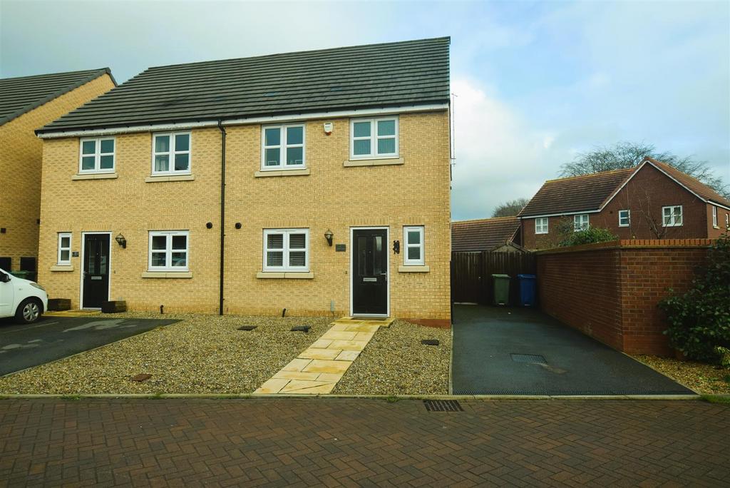 4 Fenton Drive, West Ayton... 3 bed house - £161,250