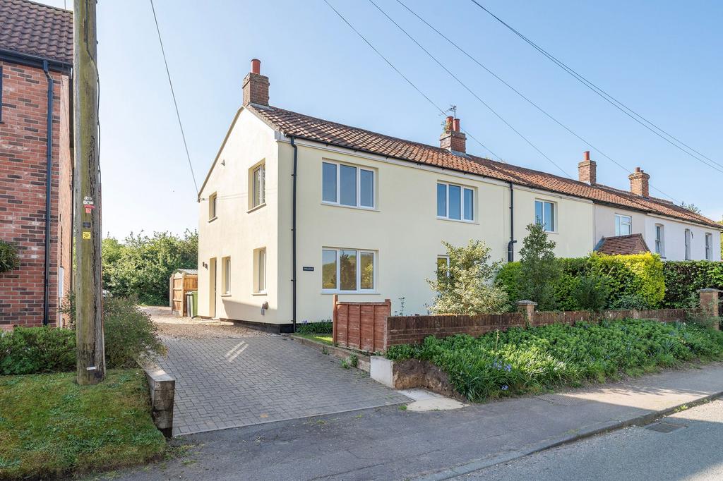 Station Road, Yaxham 3 bed semi-detached house - £1,350 pcm (£312 pw)