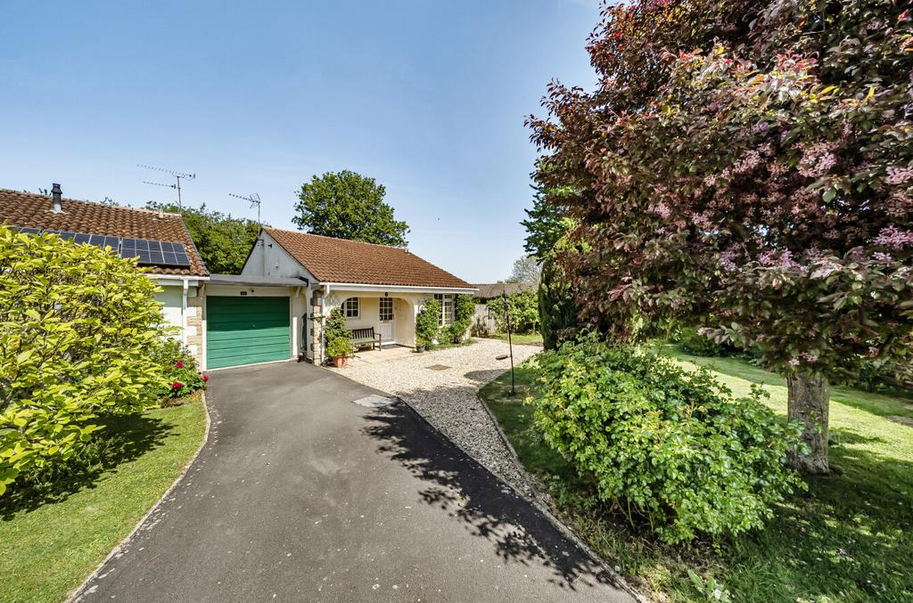Alnwick, Toothill, Swindon, SN5 2 bed detached bungalow for sale - £310,000