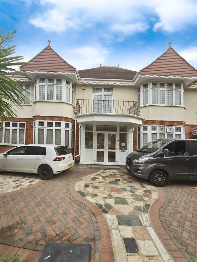 Stratton Drive, London IG11 6 bed detached house for sale - £1,400,000