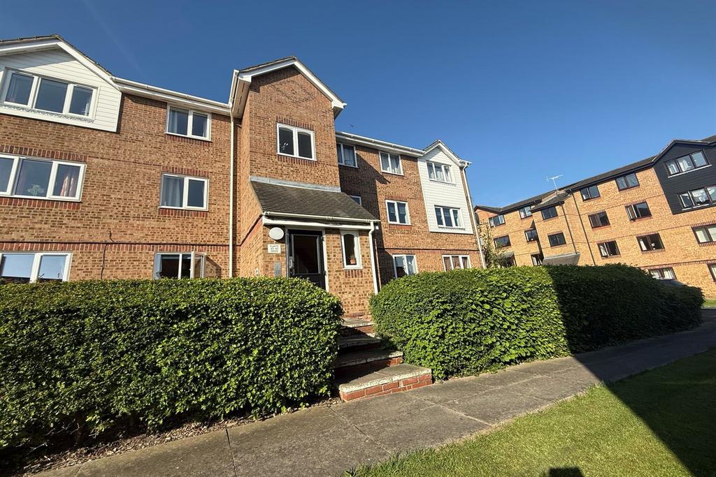 1 bedroom 1st Floor Flat in Basildon 1 bed flat to rent - £950 pcm (£ ...