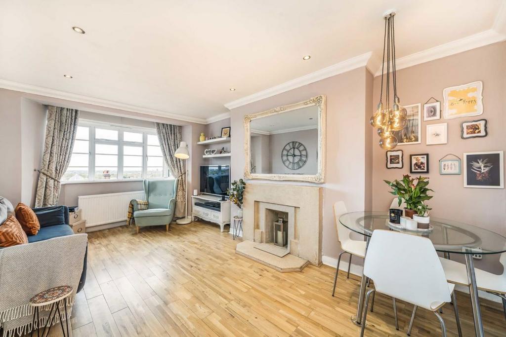 Streatham High Road, London SW16 2 bed flat for sale - £400,000