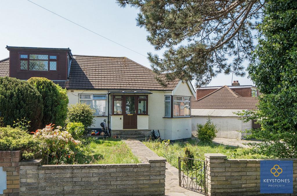 Lawns Way, Collier Row, RM5 2 bed semi-detached bungalow - £450,000