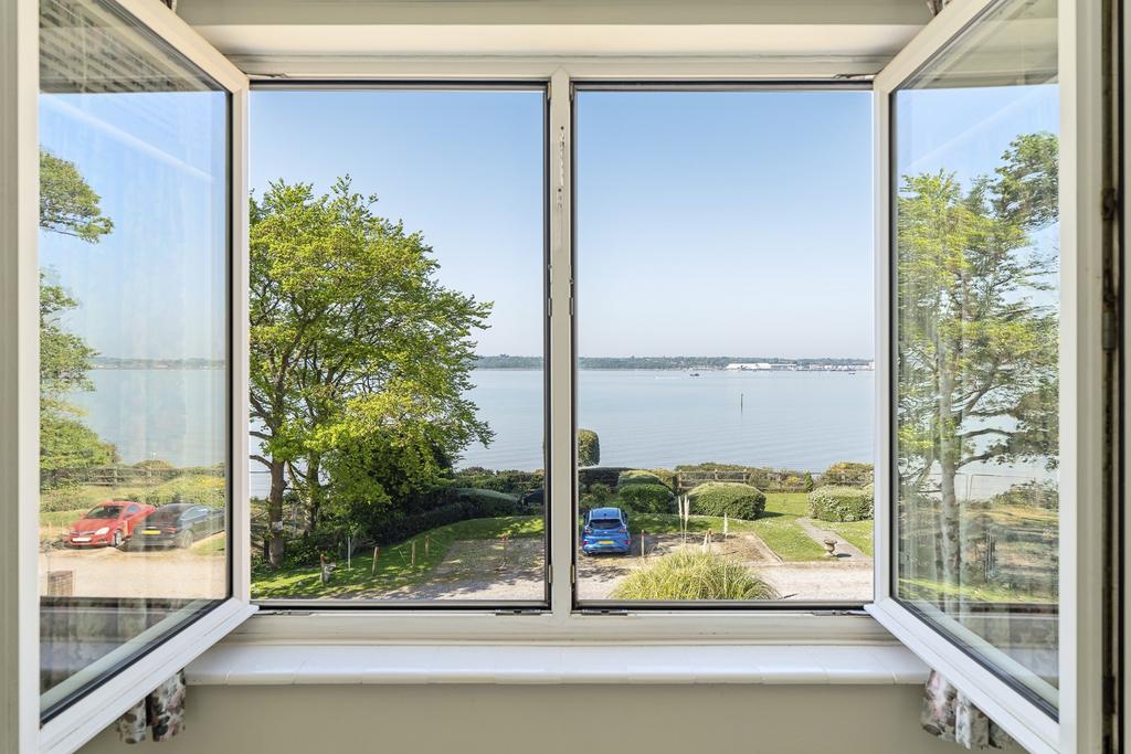 Victoria Road, Netley Abbey... 2 bed flat for sale - £235,000