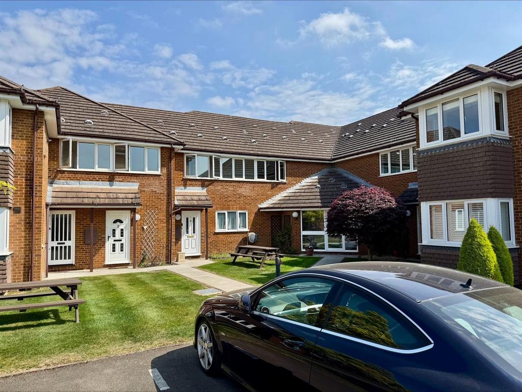 Pinstone Way, Gerrards Cross 1 bed apartment to rent - £1,350 pcm (£312 pw)