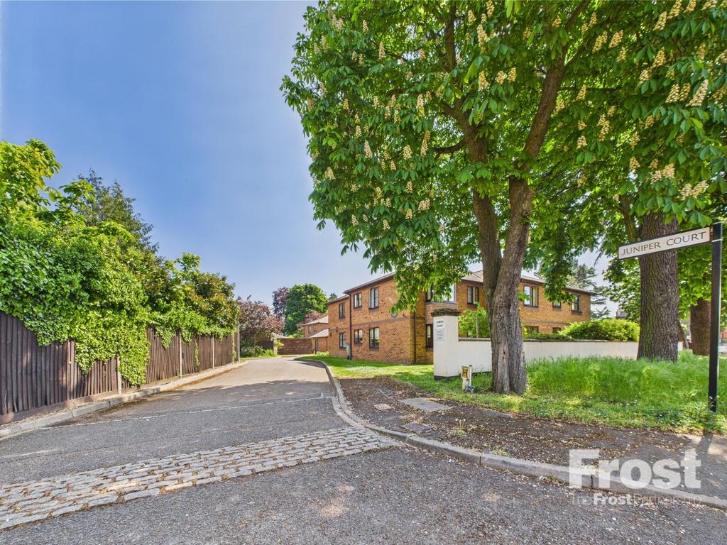 Nixey Close, Slough, Berkshire, SL1 2 bed apartment - £1,600 pcm (£369 pw)