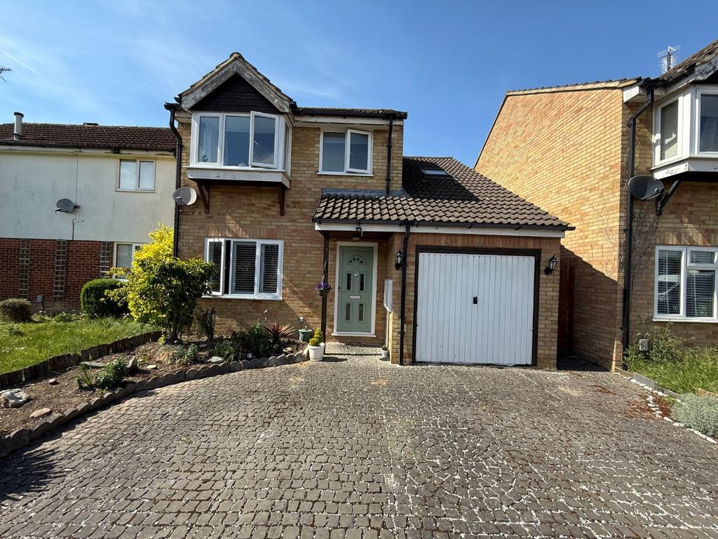 Halleys Way, Dunstable LU5 4 bed detached house - £400,000