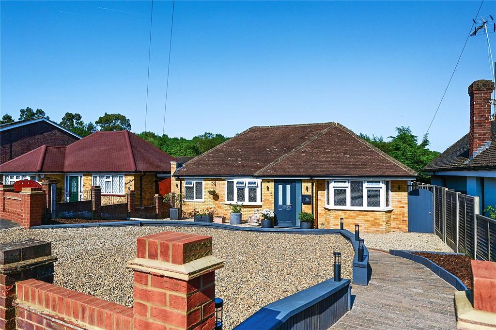 Hazeley Close, Hartley Wintney RG27 3 bed bungalow for sale - £935,000