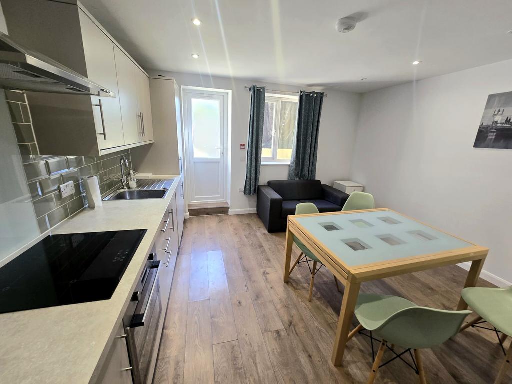 Elm Grove, Brighton BN2 2 bed flat to rent - £1,500 pcm (£346 pw)