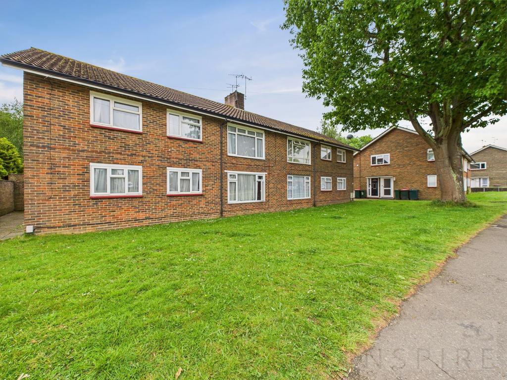 Titmus Drive, Crawley RH10 2 bed maisonette to rent - £1,500 pcm (£346 pw)