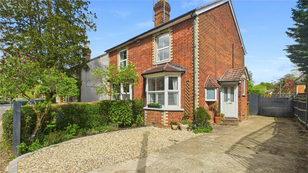 Horsell Moor, Surrey GU21 3 bed semi-detached house for sale - £620,000