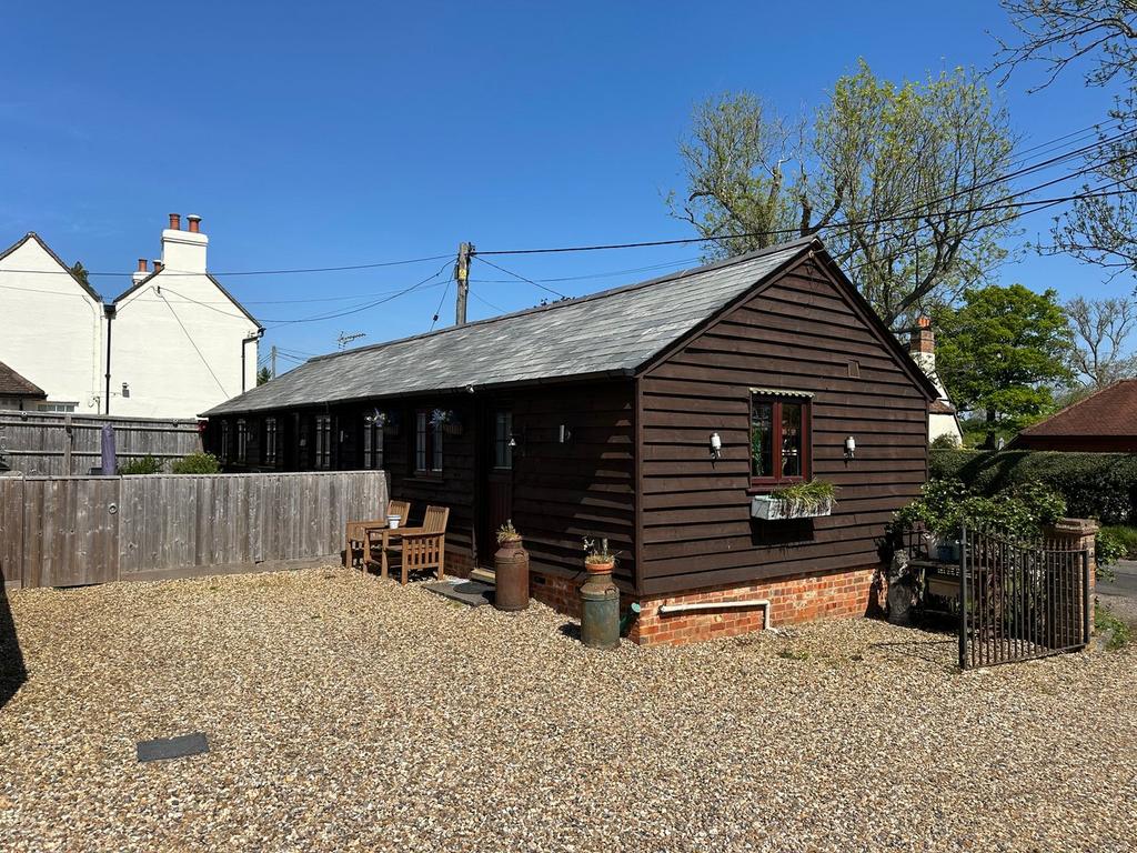 Water Lane, Bovingdon HP3 6 bed barn conversion for sale - £895,000