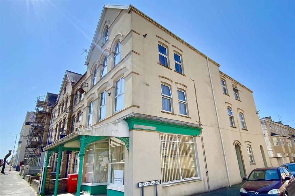 Cardiff Road, Pwlheli 1 bed flat to rent - £450 pcm (£104 pw)