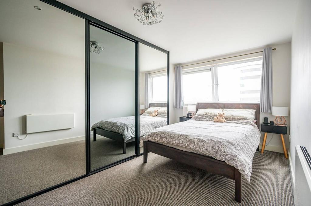 Basin Approach, Gallions Reach... 2 bed flat to rent - £2,500 pcm (£577 pw)