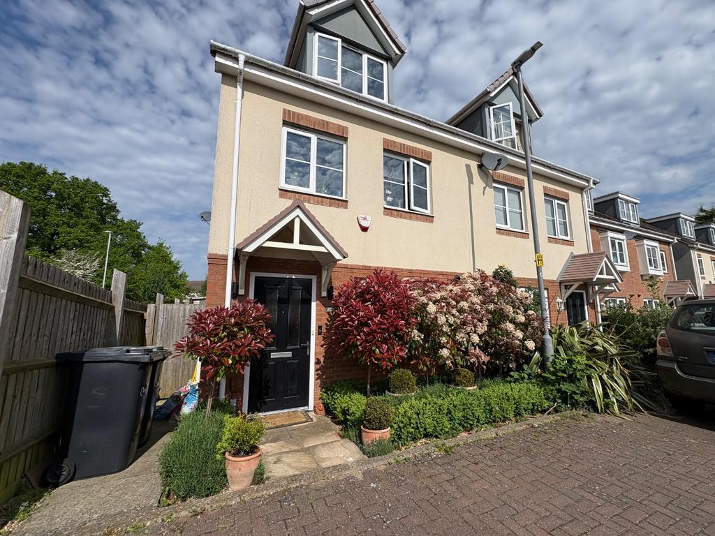 Verde Close, Luton, Bedfordshire, LU2 4 bed semi-detached house - £ ...