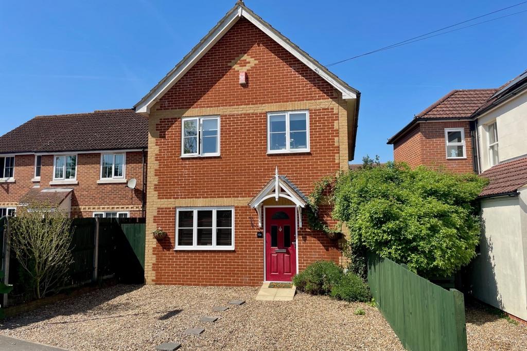 Rusham Road, Egham, Surrey, TW20 3 bed detached house for sale - £675,000