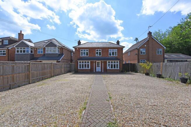 Reading Road, Chineham, RG24 4 bed detached house to rent - £2,700 pcm ...