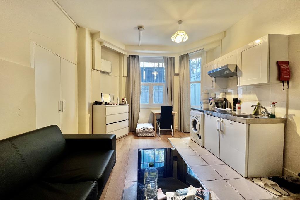 Cromwell Road, London SW5 Studio to rent - £1,647 pcm (£380 pw)