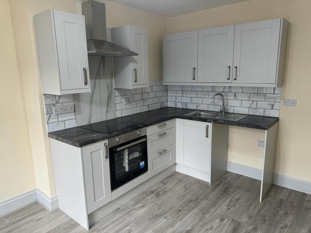 Purley CR8 2 bed flat - £1,550 pcm (£358 pw)
