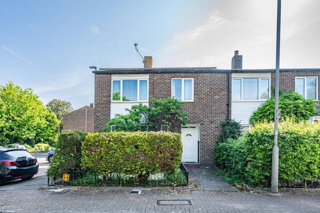 Pringle Gardens, Streatham, London, SW16 3 bed end of terrace house - £ ...