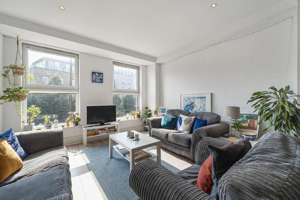 Queens Road, Peckham, London, SE15 3 bed flat for sale - £470,000