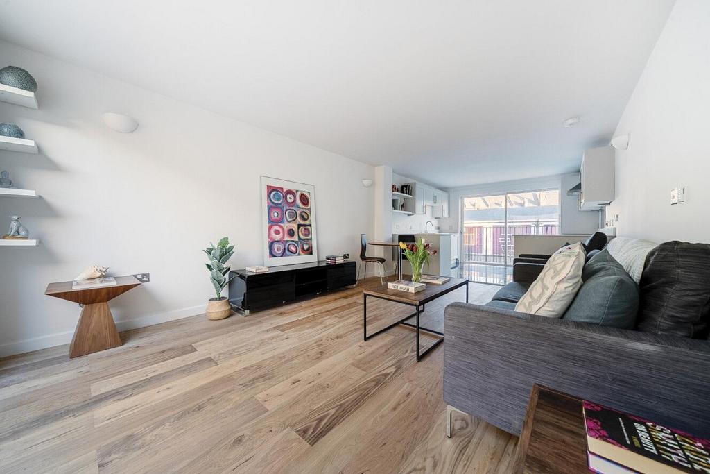 Sternhall Lane, Peckham Rye, London... 2 bed flat for sale - £650,000