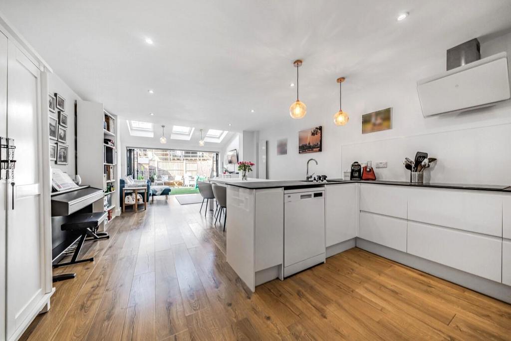 Findon Close, Southfields, London, SW18 3 bed terraced house for sale ...