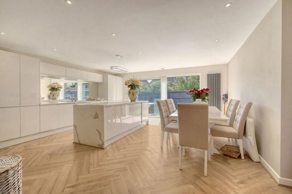 School Avenue, Basildon SS15 4 bed townhouse for sale - £550,000