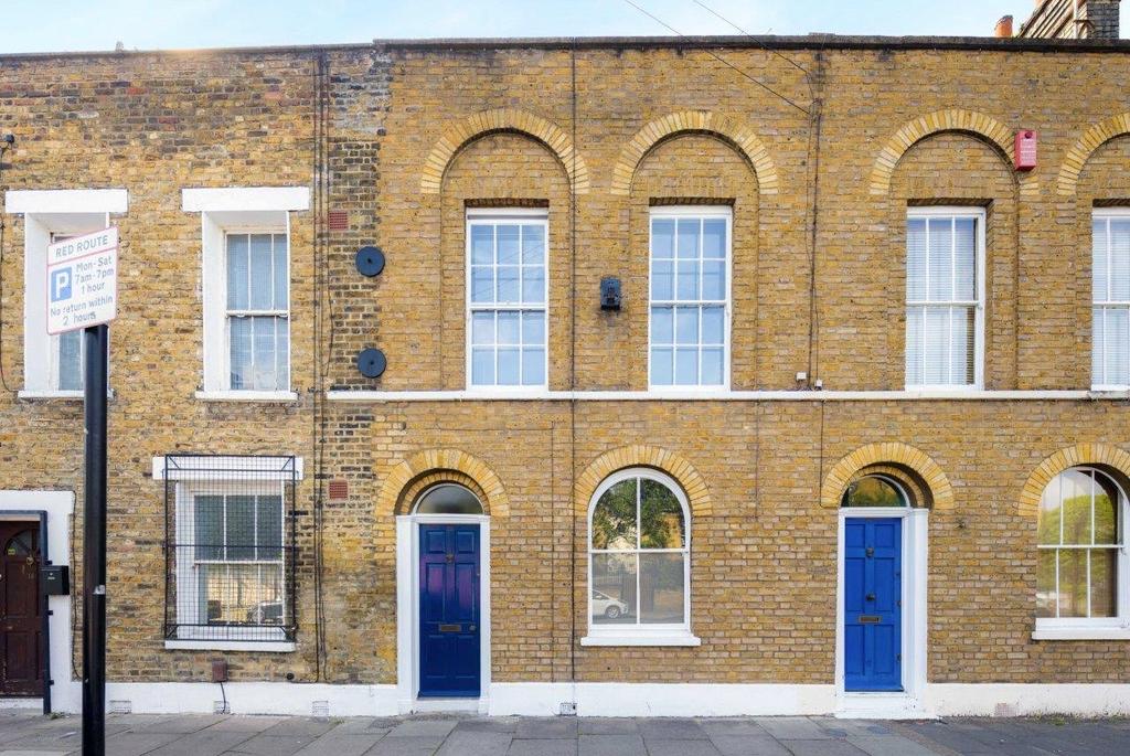 Sutton Street, London, E1 2 bed terraced house - £700,000