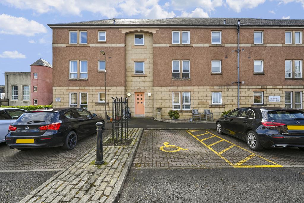 18C, Bank Street, Penicuik, EH26 9BG 2 bed flat for sale - £40,000