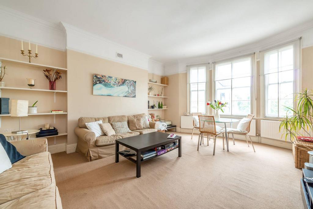 Edith Villas, West Kensington... 3 bed flat to rent - £3,250 pcm (£750 pw)