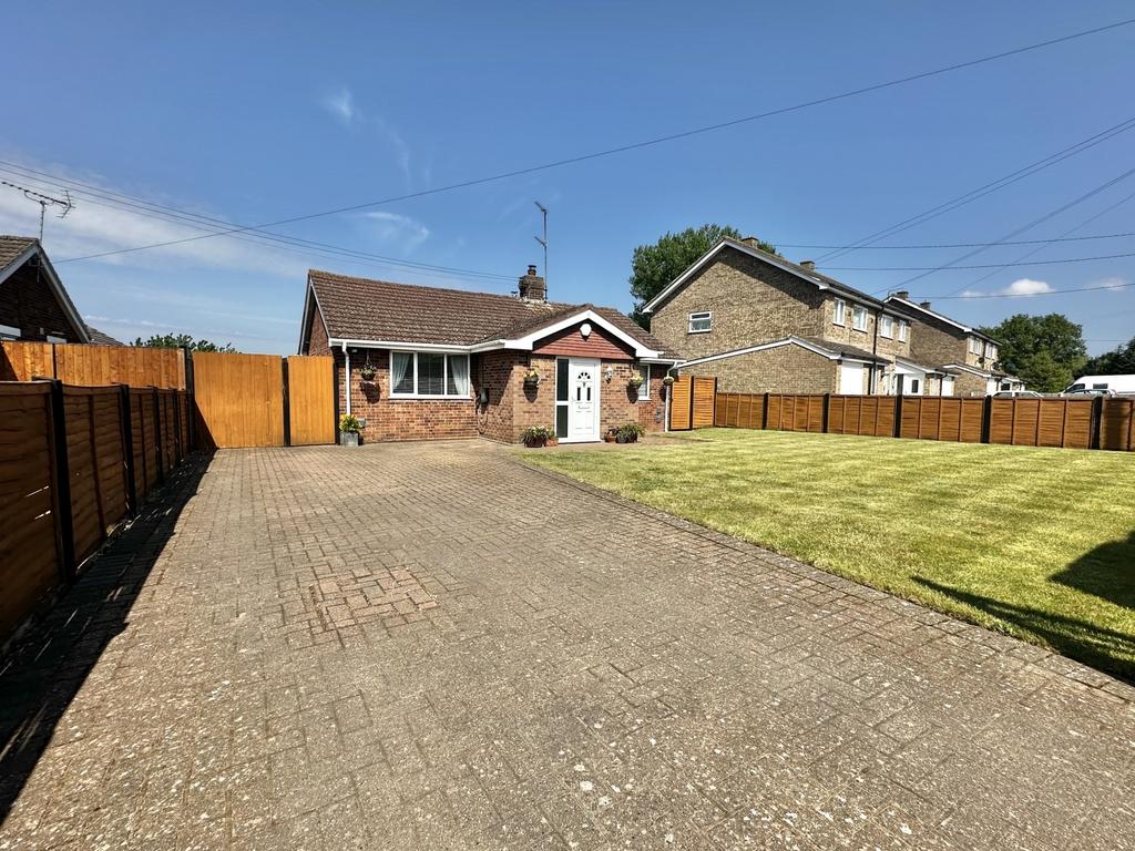 The Street, Holywell Row, Suffolk, IP28 3 bed detached bungalow for sale - £360,000