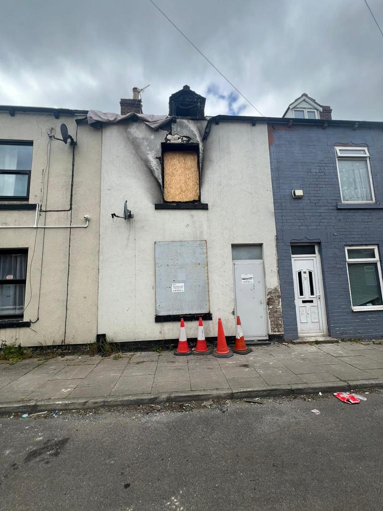 43 Milgate Street, Royston, Barnsley... 3 bed terraced house - £15,000