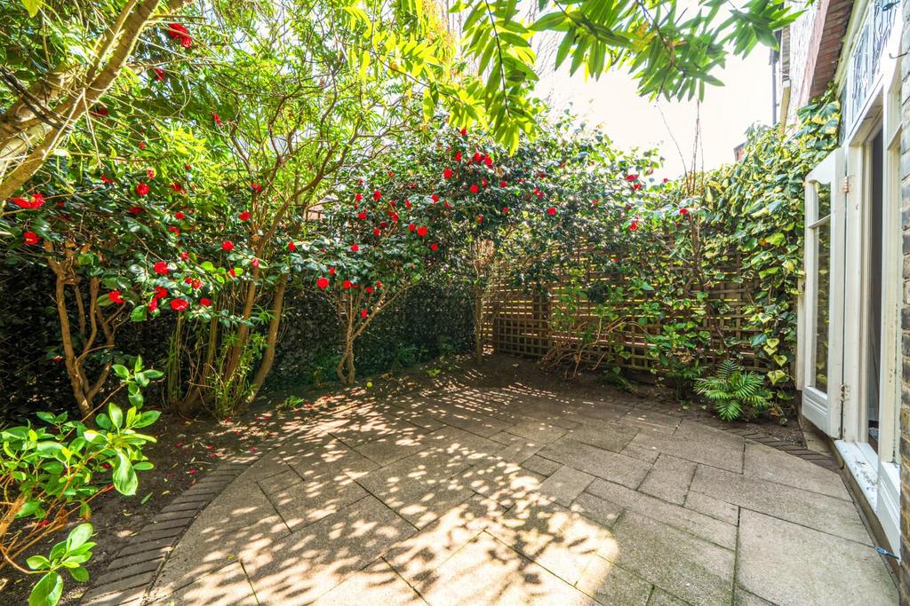 Glenmore Road, Belsize Park, London, NW3 2 bed flat for sale - £950,000