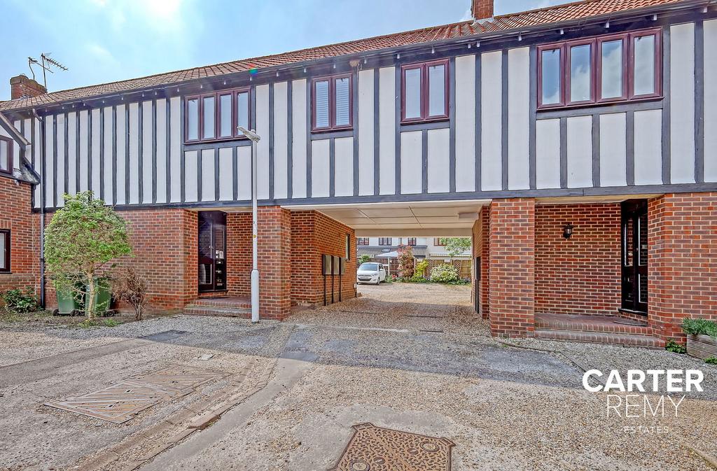 Tudor Court, Noak Bridge, SS15 2 bed ground floor flat for sale - £245,000