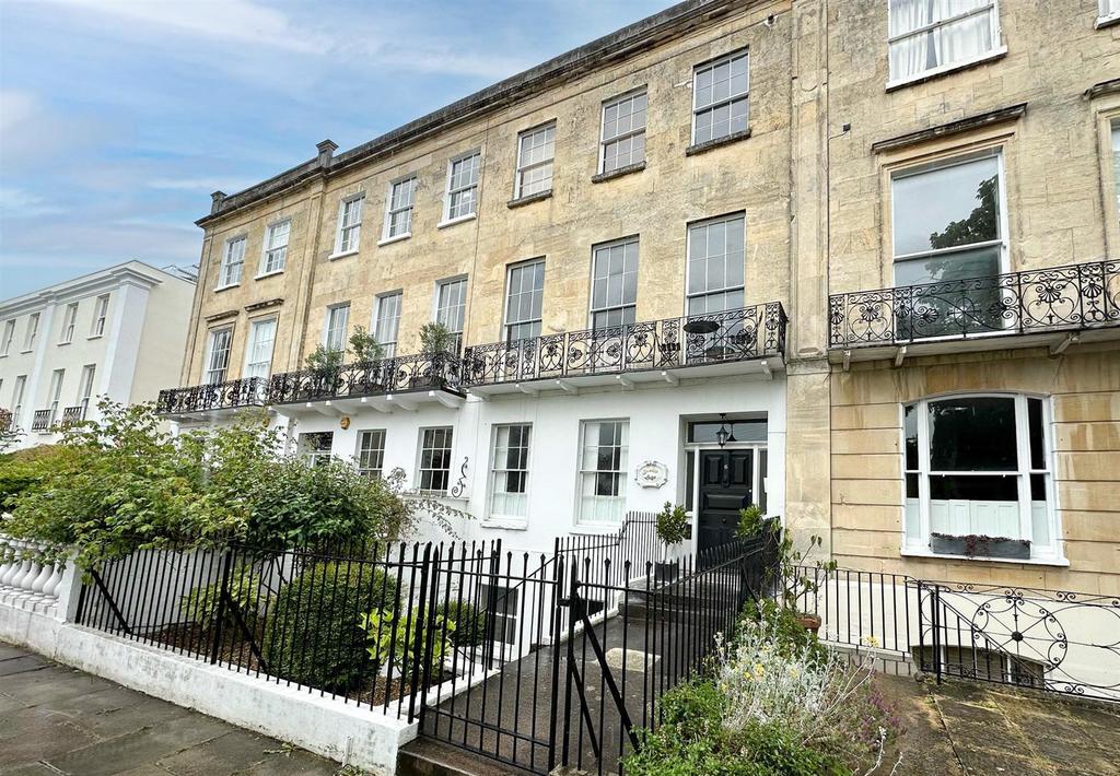 Priory Street, Cheltenham GL52 6DG 2 bed flat - £1,100 pcm (£254 pw)