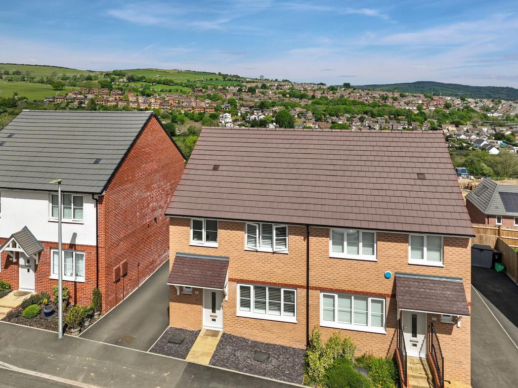 Rhodfa'r Rhyddwen, Caerphilly CF83 3 bed semi-detached house - £325,000
