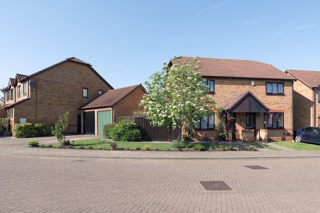 Furzton, Milton Keynes MK4 3 bed semi-detached house - £350,000