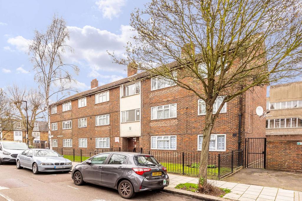 Guildford Road, Stockwell, London, SW8 1 bed flat for sale - £310,000
