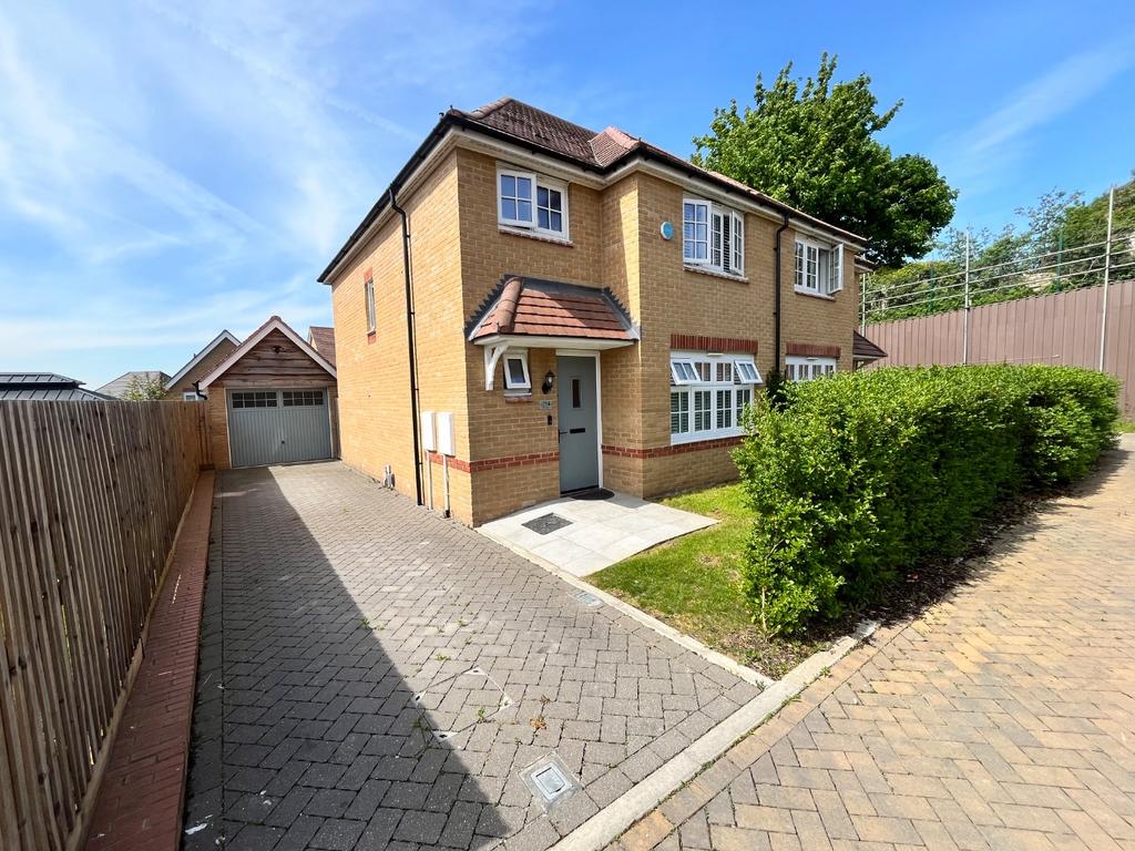Armstrong Road, Luton, Bedfordshire... 3 bed semi-detached house - £450,000