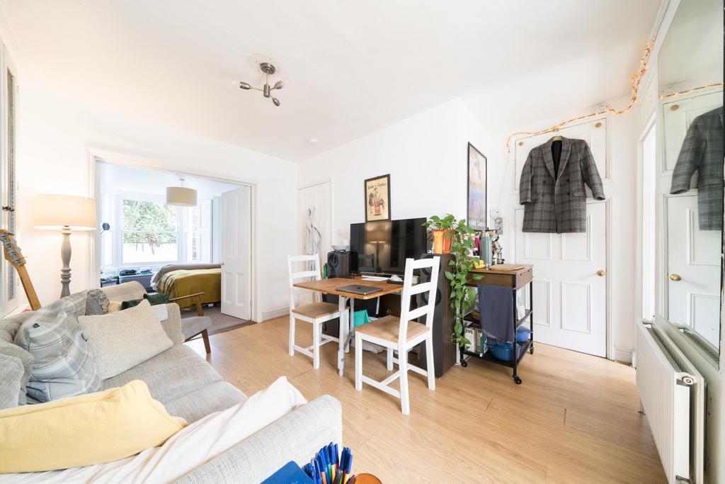 Aldebert Terrace, London SW8 1 bed flat - £2,250 pcm (£519 pw)