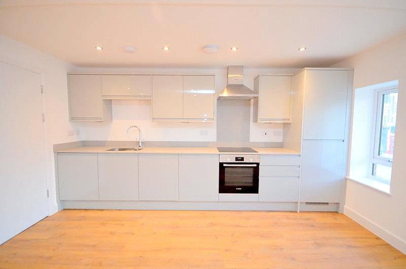 Station Road, Upminster, Essex, RM14 2 bed apartment - £1,550 pcm (£358 pw)