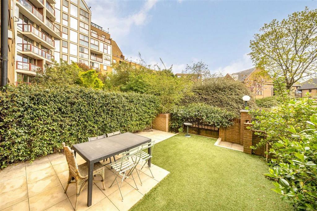 Asher Way, London E1W 3 bed flat - £900,000