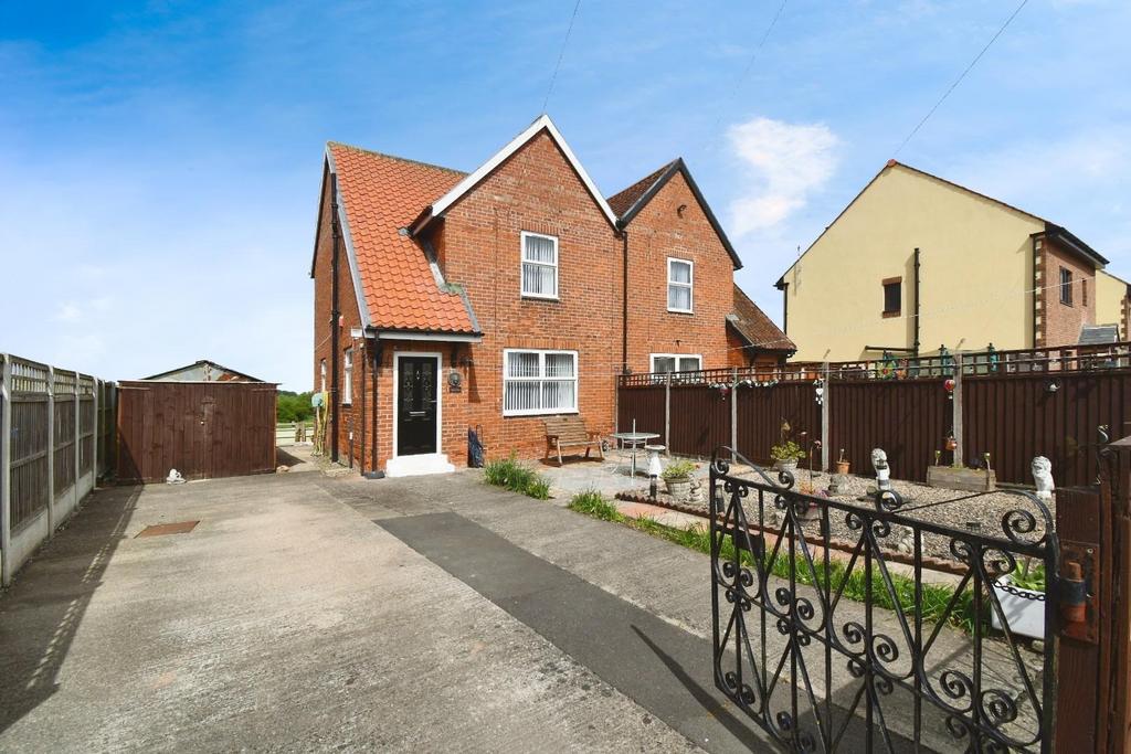 Hutton Conyers, Ripon 3 bed semi-detached house for sale - £250,000