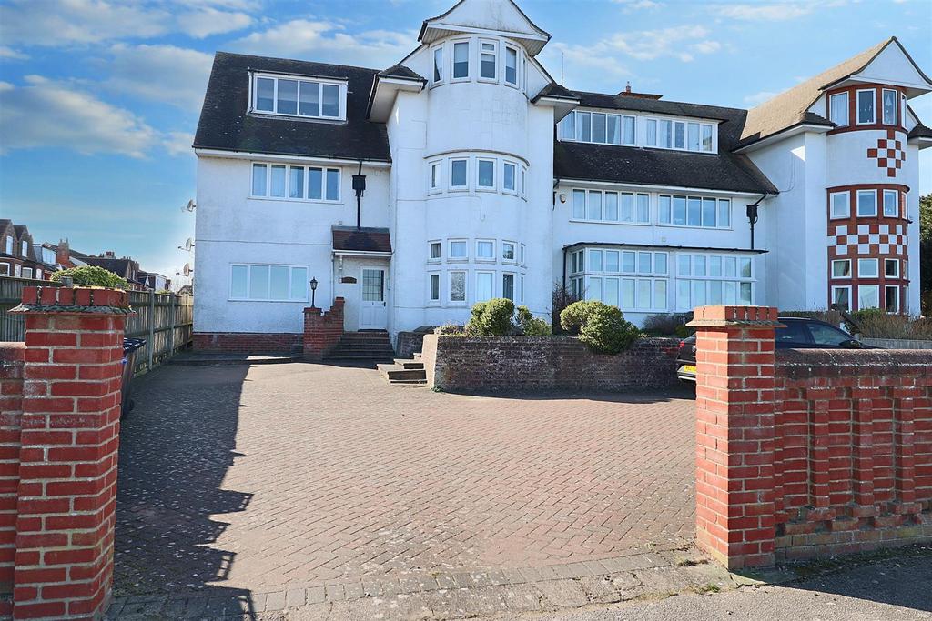 Gunton Cliff, Lowestoft 2 bed flat for sale - £190,000