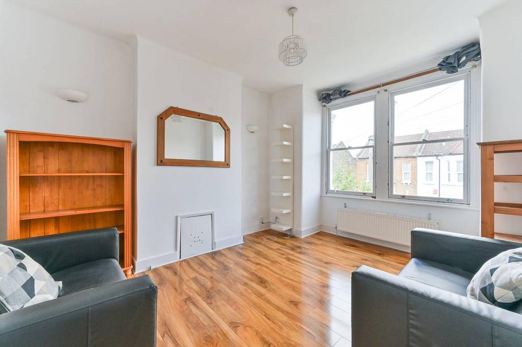 Himley Road, Tooting, London, SW17 3 bed maisonette - £2,600 pcm (£600 pw)