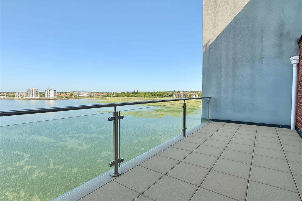 Poole 2 bed flat for sale - £300,000