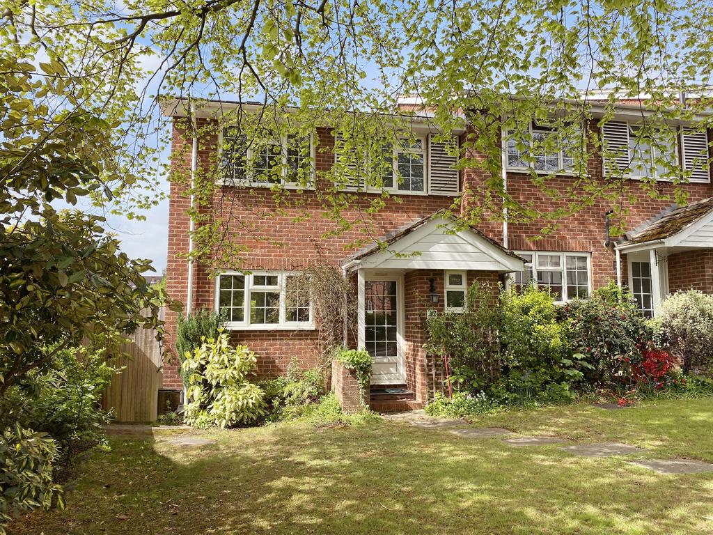 WOKING 3 bed end of terrace house - £475,000