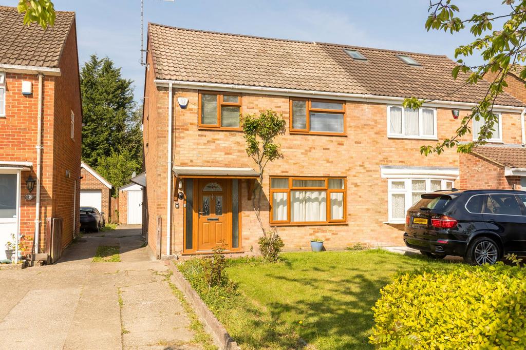 St. Marys Drive, Crawley RH10 3 bed semi-detached house - £425,000